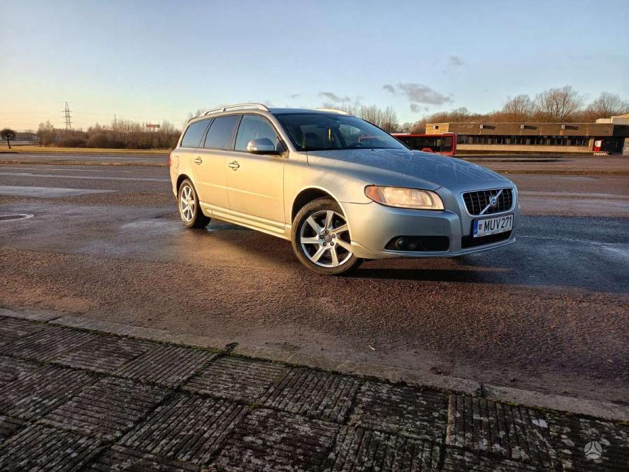 Grey Volvo V70 2007 in Kaunas, with an engine capacity of 2.40 L and mileage of 307 thousand km for 3800 €, photo 2 on AUTOMOTO.COM.LV