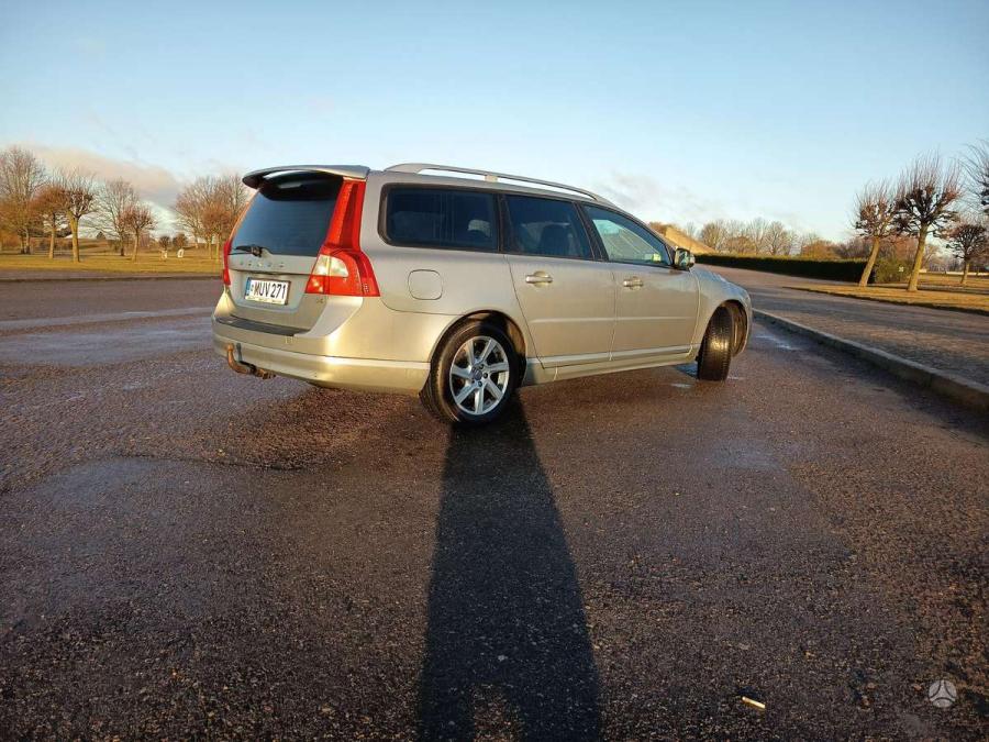 Grey Volvo V70 2007 in Kaunas, with an engine capacity of 2.40 L and mileage of 307 thousand km for 3800 €, photo 3 on AUTOMOTO.COM.LV