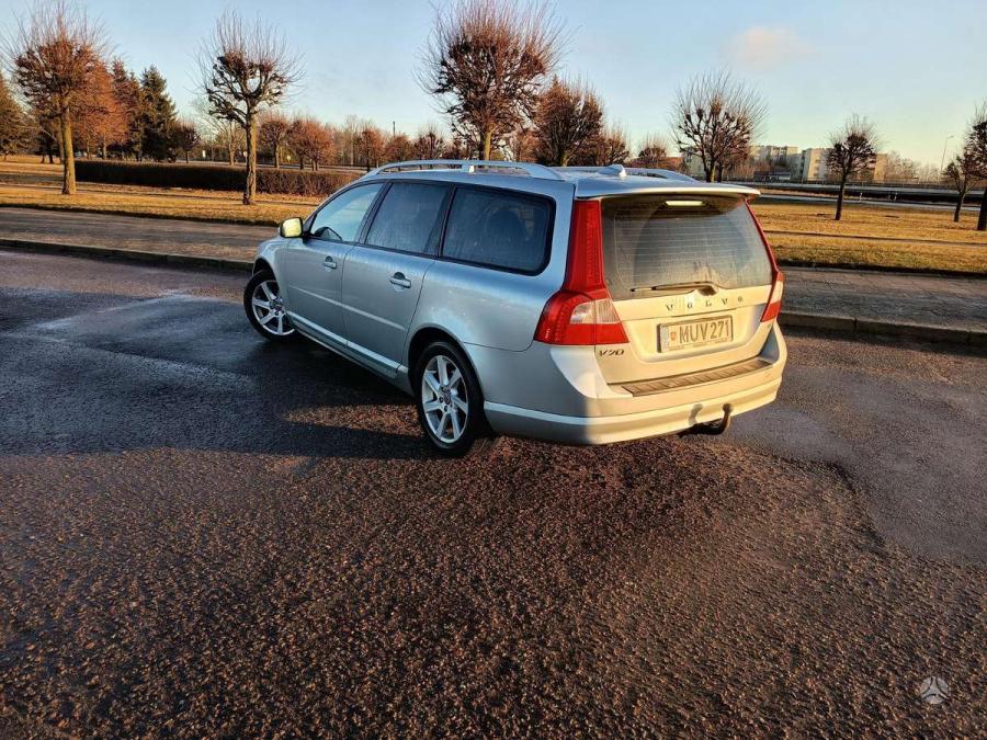 Grey Volvo V70 2007 in Kaunas, with an engine capacity of 2.40 L and mileage of 307 thousand km for 3800 €, photo 4 on AUTOMOTO.COM.LV