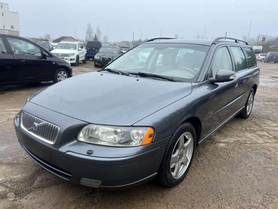 Grey Volvo V70 2007 in Utena, with an engine capacity of 2.40 L and mileage of 290 thousand km for 2500 €, photo 1 on AUTOMOTO.COM.LV