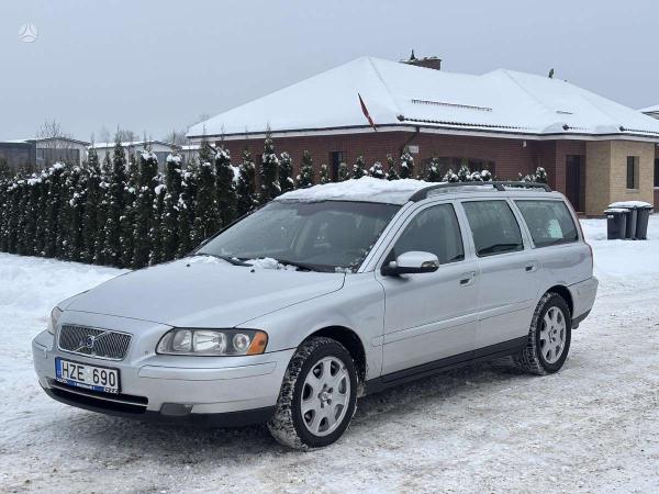 Grey Volvo V70 2007 in Vilnius, with an engine capacity of 2.40 L and mileage of 400 thousand km for 2200 €, photo 1 on AUTOMOTO.COM.LV