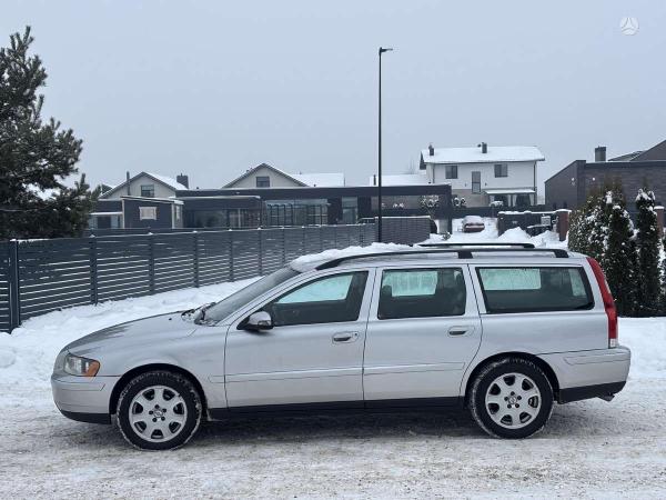 Grey Volvo V70 2007 in Vilnius, with an engine capacity of 2.40 L and mileage of 400 thousand km for 2200 €, photo 2 on AUTOMOTO.COM.LV