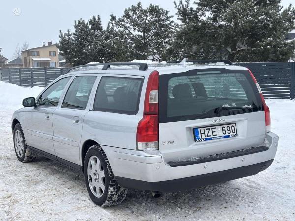 Grey Volvo V70 2007 in Vilnius, with an engine capacity of 2.40 L and mileage of 400 thousand km for 2200 €, photo 3 on AUTOMOTO.COM.LV