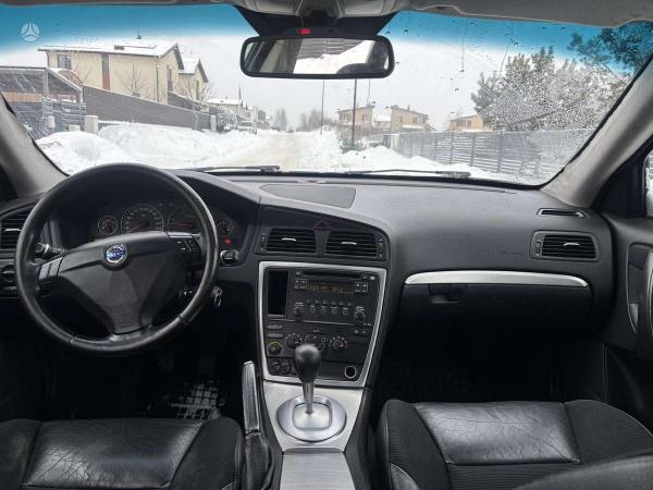 Grey Volvo V70 2007 in Vilnius, with an engine capacity of 2.40 L and mileage of 400 thousand km for 2200 €, photo 8 on AUTOMOTO.COM.LV