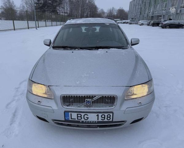 Pelēks Volvo V70 2007 Marijampole, ar dzinēja tilpumu 2.40 L un nobraukumu 334 tūkst. km par 2350 €, foto 2 vietnē AUTOMOTO.COM.LV
