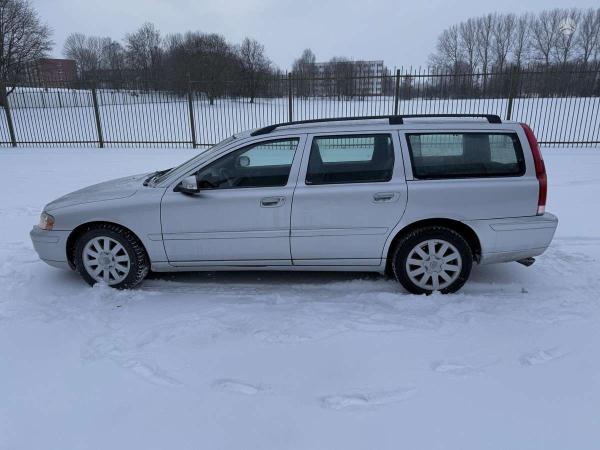 Pelēks Volvo V70 2007 Marijampole, ar dzinēja tilpumu 2.40 L un nobraukumu 334 tūkst. km par 2350 €, foto 4 vietnē AUTOMOTO.COM.LV