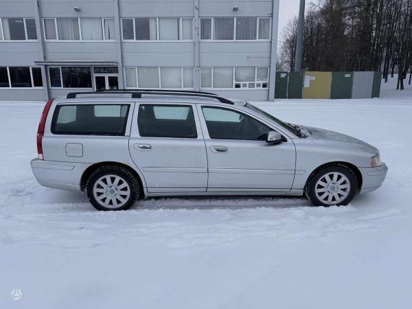 Pelēks Volvo V70 2007 Marijampole, ar dzinēja tilpumu 2.40 L un nobraukumu 334 tūkst. km par 2350 €, foto 5 vietnē AUTOMOTO.COM.LV
