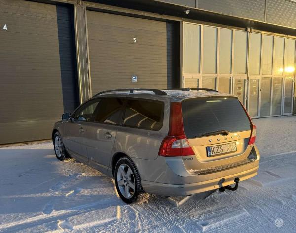 Grey Volvo V70 2007 in Kaunas, with an engine capacity of 2.40 L and mileage of 257 thousand km for 3999 €, photo 3 on AUTOMOTO.COM.LV