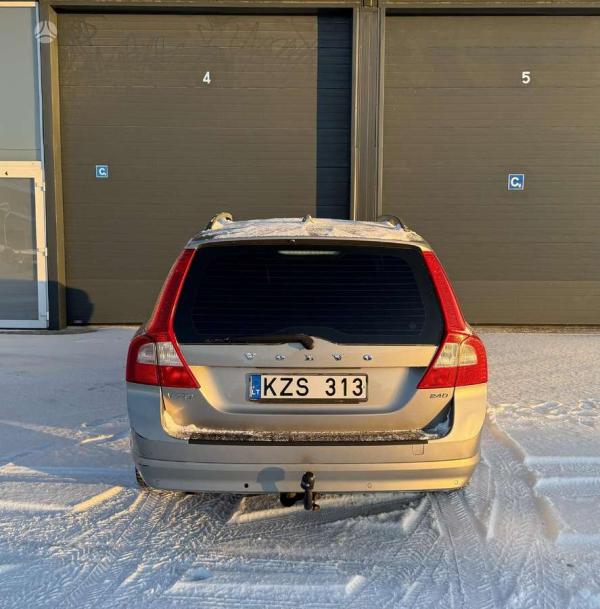 Grey Volvo V70 2007 in Kaunas, with an engine capacity of 2.40 L and mileage of 257 thousand km for 3999 €, photo 4 on AUTOMOTO.COM.LV