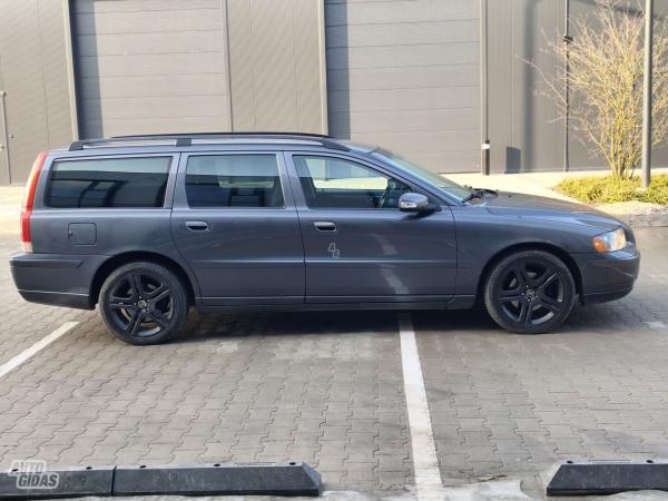 Grey Volvo V70 2007 in Vilnius, with an engine capacity of 2.40 L and mileage of 374 thousand km for 2600 €, photo 2 on AUTOMOTO.COM.LV