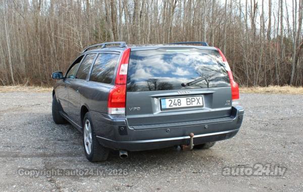 Pelēks Volvo V70 2007 Rapla, ar dzinēja tilpumu 2.40 L un nobraukumu 380 tūkst. km par 2690 €, foto 4 vietnē AUTOMOTO.COM.LV