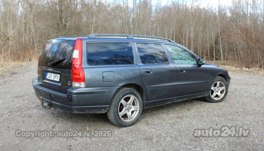 Pelēks Volvo V70 2007 Rapla, ar dzinēja tilpumu 2.40 L un nobraukumu 380 tūkst. km par 2690 €, foto 6 vietnē AUTOMOTO.COM.LV