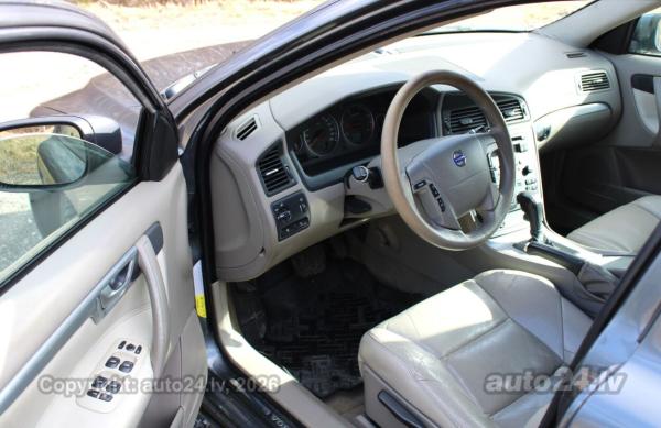 Pelēks Volvo V70 2007 Rapla, ar dzinēja tilpumu 2.40 L un nobraukumu 380 tūkst. km par 2690 €, foto 9 vietnē AUTOMOTO.COM.LV