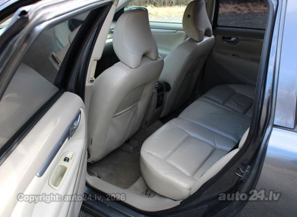 Pelēks Volvo V70 2007 Rapla, ar dzinēja tilpumu 2.40 L un nobraukumu 380 tūkst. km par 2690 €, foto 10 vietnē AUTOMOTO.COM.LV