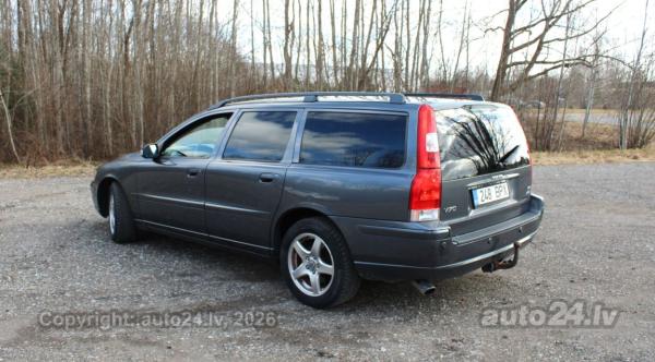 Pelēks Volvo V70 2007 Rapla, ar dzinēja tilpumu 2.40 L un nobraukumu 380 tūkst. km par 2690 €, foto 3 vietnē AUTOMOTO.COM.LV