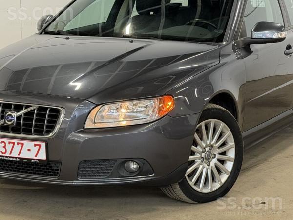 Grey Volvo V70 2007 in Jurmala, with an engine capacity of 2.40 L and mileage of 390 thousand km for 4450 €, photo 2 on AUTOMOTO.COM.LV