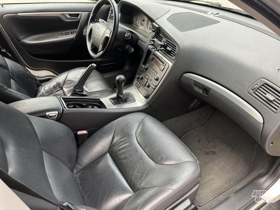 Grey Volvo V70 2007 in Klaipeda, with an engine capacity of 2.40 L and mileage of 354 thousand km for 1100 €, photo 10 on AUTOMOTO.COM.LV