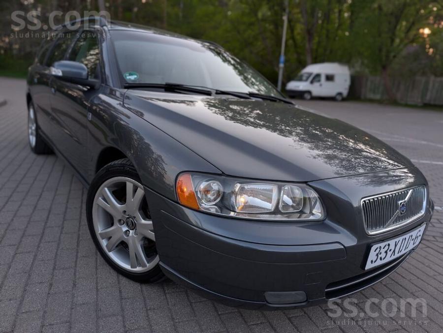 Pelēks Volvo V70 2007 Rīga, ar dzinēja tilpumu 2.40 L un nobraukumu 340 tūkst. km par 3950 €, foto 1 vietnē AUTOMOTO.COM.LV