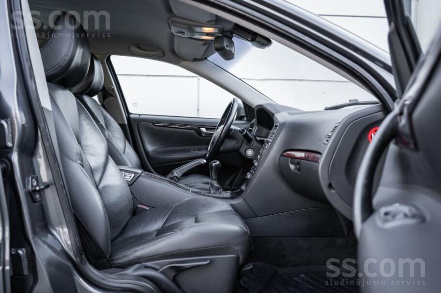 Grey Volvo V70 2007 in Riga, with an engine capacity of 2.40 L and mileage of 355 thousand km for 1995 €, photo 10 on AUTOMOTO.COM.LV