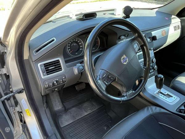 Pelēks Volvo V70 2007 Visaginas, ar dzinēja tilpumu 2.40 L un nobraukumu 322 tūkst. km par 3450 €, foto 10 vietnē AUTOMOTO.COM.LV