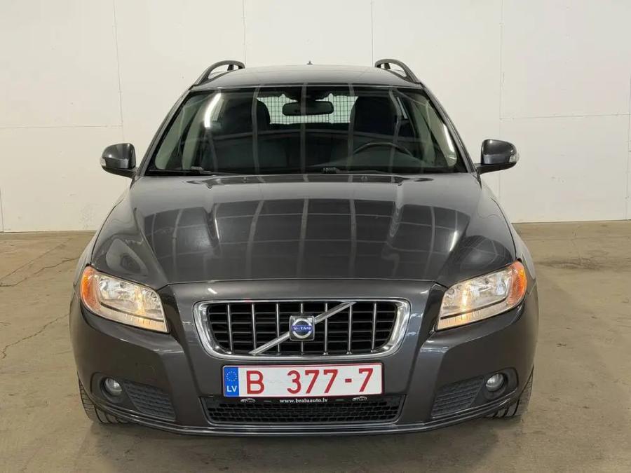 Grey Volvo V70 2007 in Jurmala, with an engine capacity of 2.40 L and mileage of 390 thousand km for 4450 €, photo 8 on AUTOMOTO.COM.LV