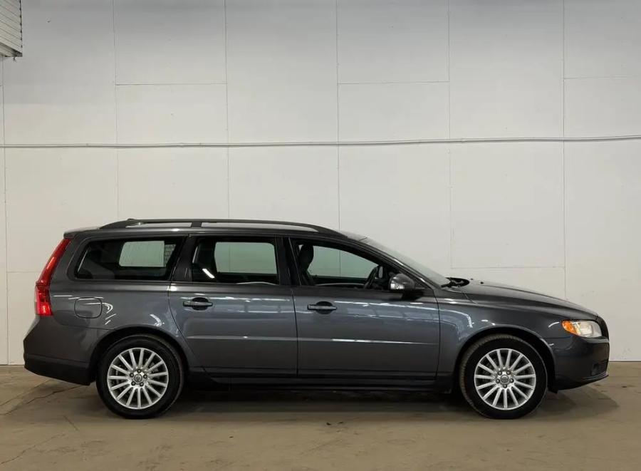 Grey Volvo V70 2007 in Jurmala, with an engine capacity of 2.40 L and mileage of 390 thousand km for 4450 €, photo 17 on AUTOMOTO.COM.LV
