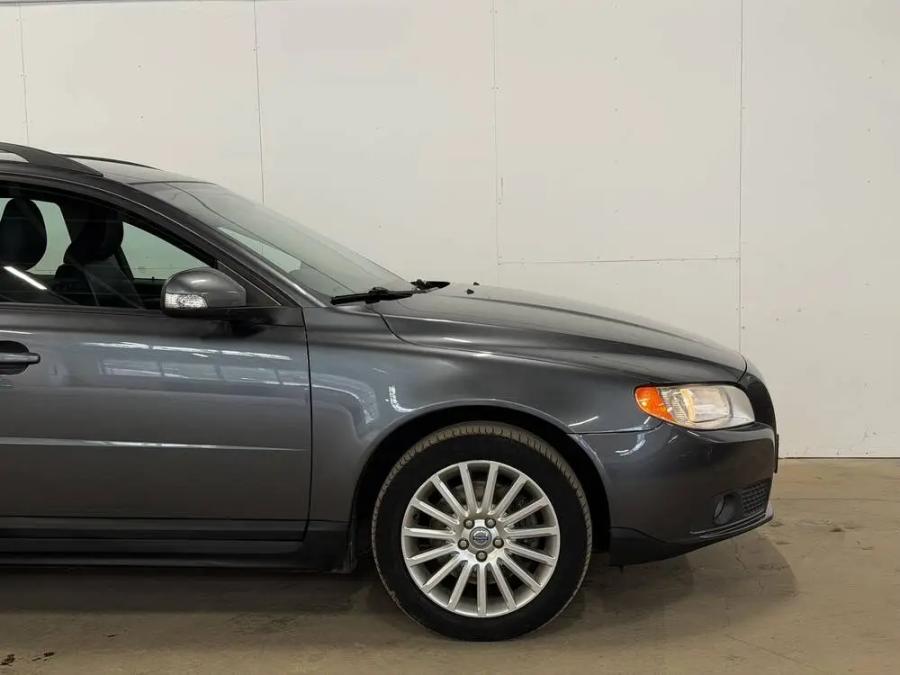 Grey Volvo V70 2007 in Jurmala, with an engine capacity of 2.40 L and mileage of 390 thousand km for 4450 €, photo 19 on AUTOMOTO.COM.LV
