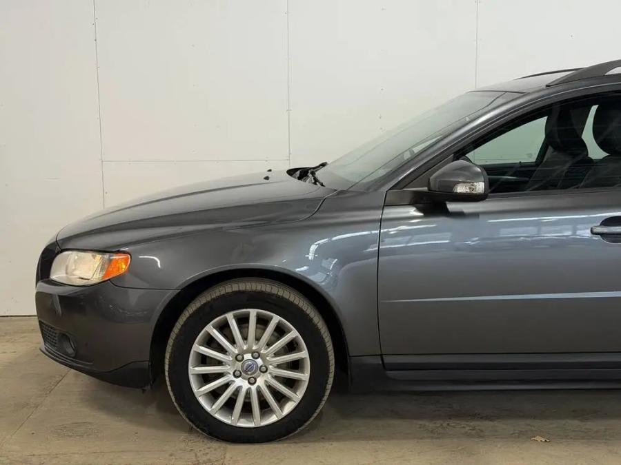 Grey Volvo V70 2007 in Jurmala, with an engine capacity of 2.40 L and mileage of 390 thousand km for 4450 €, photo 21 on AUTOMOTO.COM.LV
