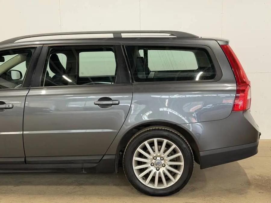Grey Volvo V70 2007 in Jurmala, with an engine capacity of 2.40 L and mileage of 390 thousand km for 4450 €, photo 22 on AUTOMOTO.COM.LV