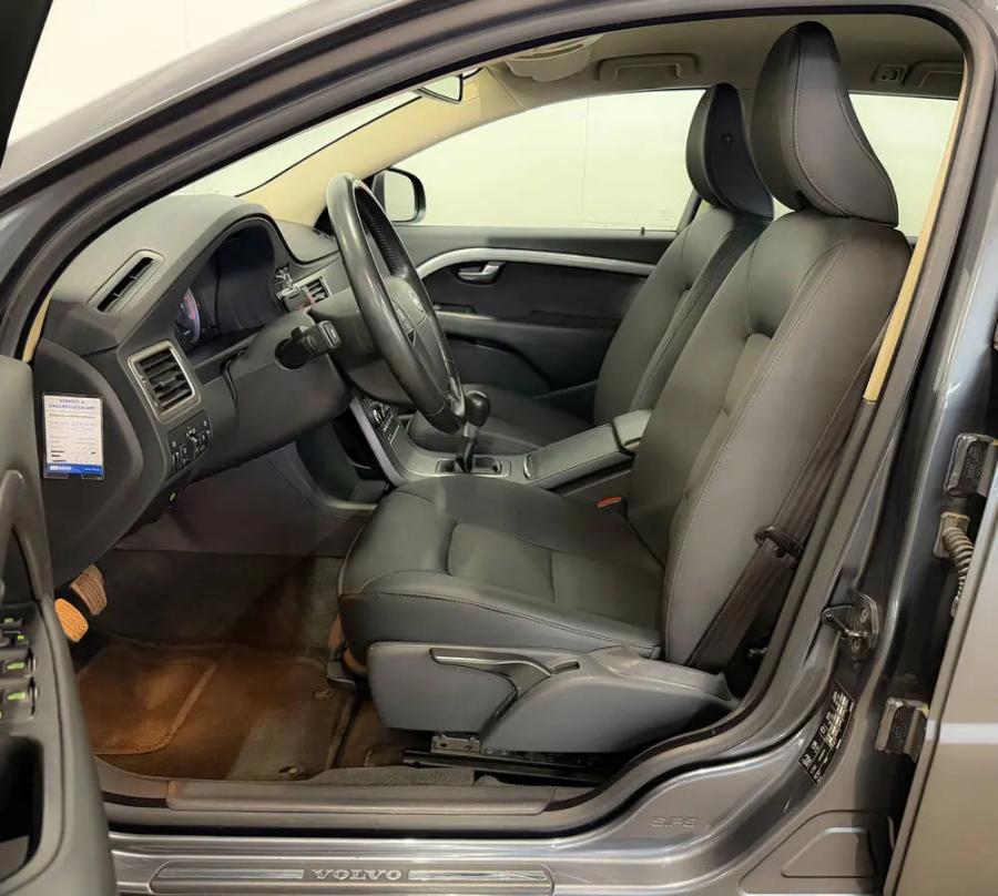 Grey Volvo V70 2007 in Jurmala, with an engine capacity of 2.40 L and mileage of 390 thousand km for 4450 €, photo 26 on AUTOMOTO.COM.LV