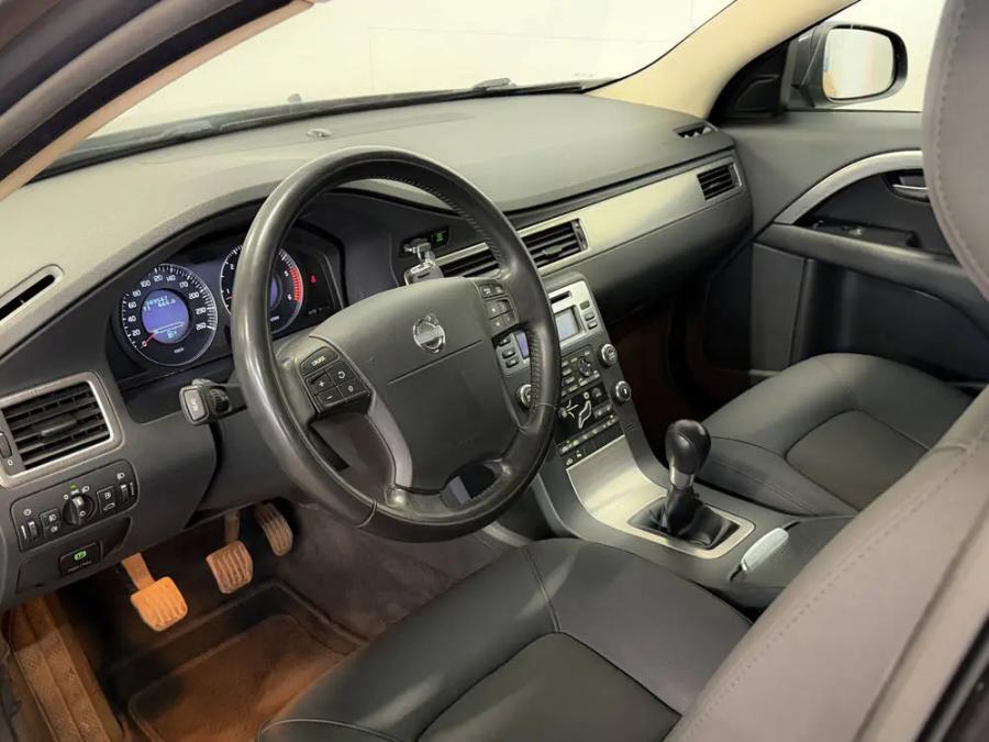 Grey Volvo V70 2007 in Jurmala, with an engine capacity of 2.40 L and mileage of 390 thousand km for 4450 €, photo 27 on AUTOMOTO.COM.LV