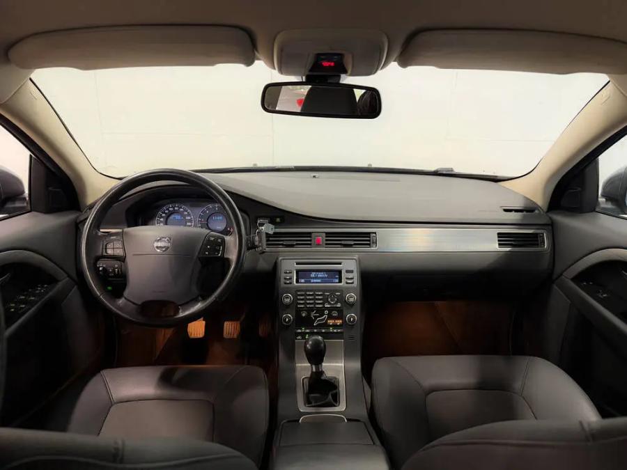 Grey Volvo V70 2007 in Jurmala, with an engine capacity of 2.40 L and mileage of 390 thousand km for 4450 €, photo 29 on AUTOMOTO.COM.LV