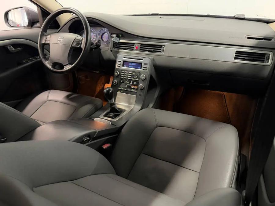 Grey Volvo V70 2007 in Jurmala, with an engine capacity of 2.40 L and mileage of 390 thousand km for 4450 €, photo 31 on AUTOMOTO.COM.LV