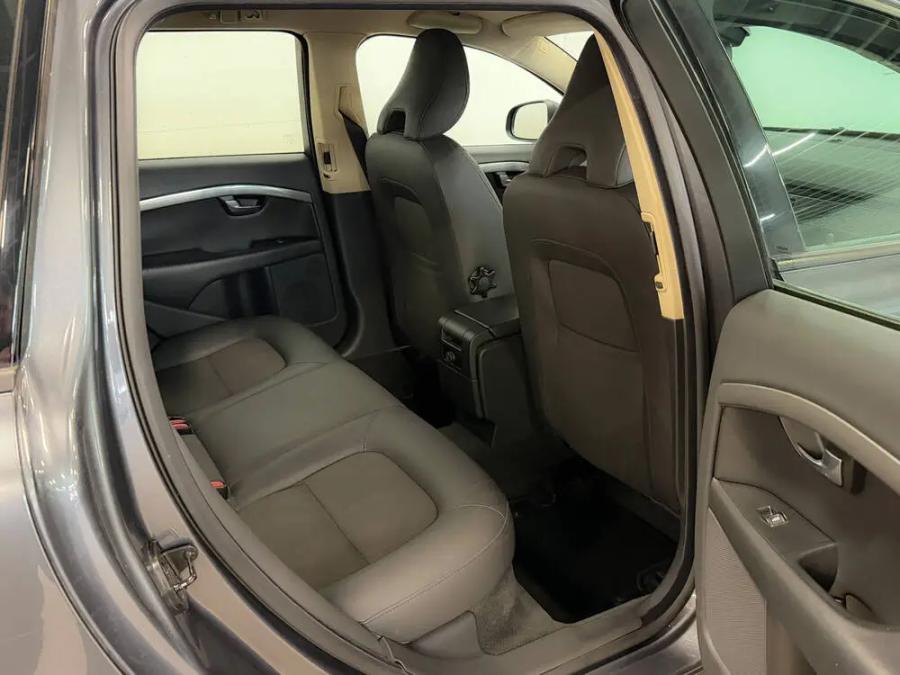 Grey Volvo V70 2007 in Jurmala, with an engine capacity of 2.40 L and mileage of 390 thousand km for 4450 €, photo 32 on AUTOMOTO.COM.LV