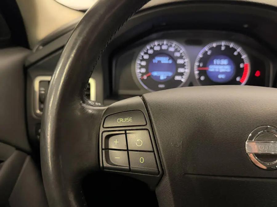 Grey Volvo V70 2007 in Jurmala, with an engine capacity of 2.40 L and mileage of 390 thousand km for 4450 €, photo 36 on AUTOMOTO.COM.LV