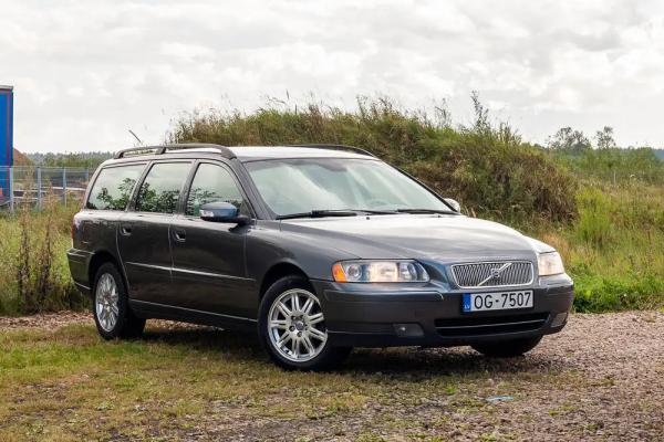 Grey Volvo V70 2007 in Riga, with an engine capacity of 2.40 L and mileage of 324 thousand km for 3495 €, photo 1 on AUTOMOTO.COM.LV
