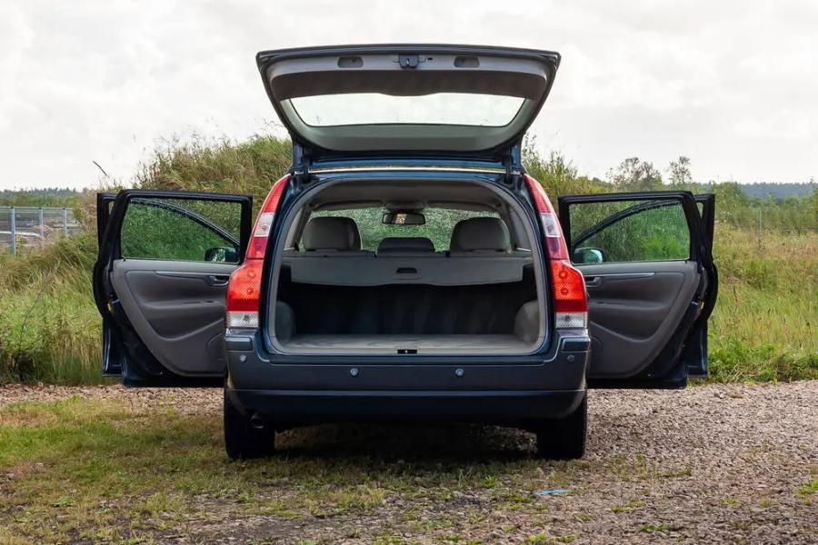 Pelēks Volvo V70 2007 Rīga, ar dzinēja tilpumu 2.40 L un nobraukumu 324 tūkst. km par 3495 €, foto 6 vietnē AUTOMOTO.COM.LV