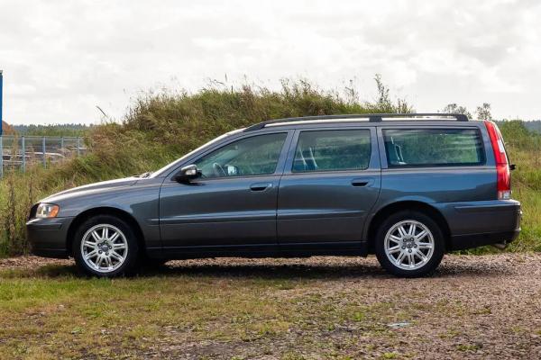 Grey Volvo V70 2007 in Riga, with an engine capacity of 2.40 L and mileage of 324 thousand km for 3495 €, photo 8 on AUTOMOTO.COM.LV