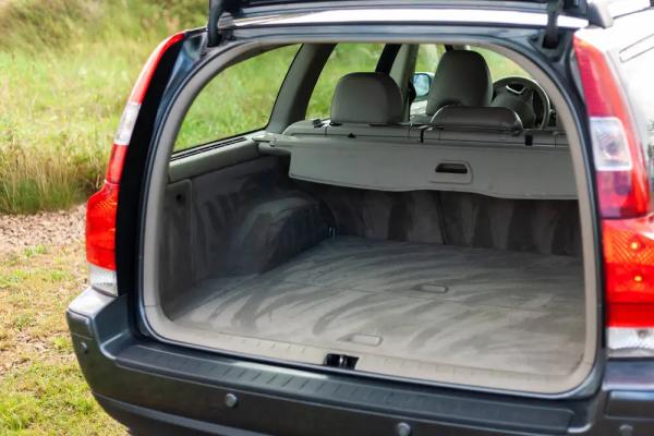 Grey Volvo V70 2007 in Riga, with an engine capacity of 2.40 L and mileage of 324 thousand km for 3495 €, photo 9 on AUTOMOTO.COM.LV