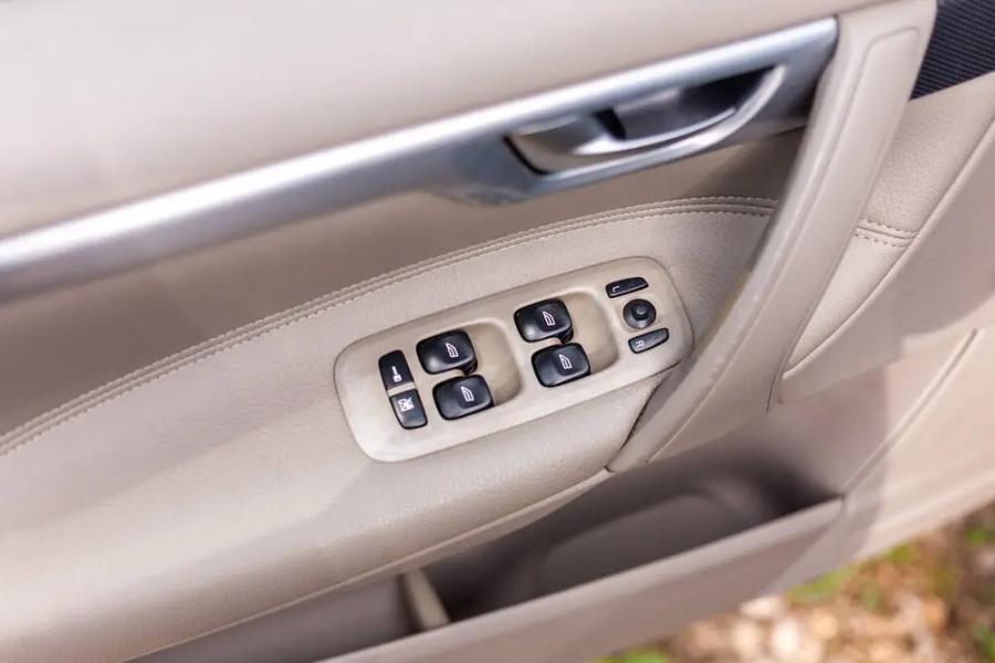 Pelēks Volvo V70 2007 Rīga, ar dzinēja tilpumu 2.40 L un nobraukumu 324 tūkst. km par 3495 €, foto 14 vietnē AUTOMOTO.COM.LV