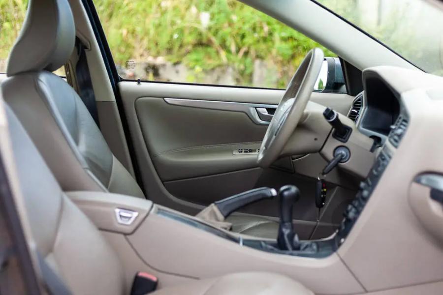 Pelēks Volvo V70 2007 Rīga, ar dzinēja tilpumu 2.40 L un nobraukumu 324 tūkst. km par 3495 €, foto 20 vietnē AUTOMOTO.COM.LV
