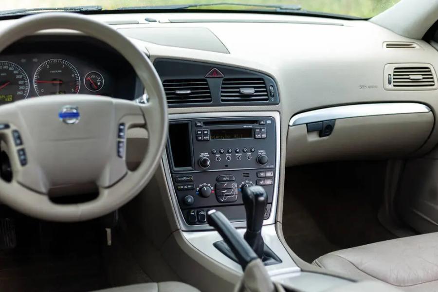 Pelēks Volvo V70 2007 Rīga, ar dzinēja tilpumu 2.40 L un nobraukumu 324 tūkst. km par 3495 €, foto 21 vietnē AUTOMOTO.COM.LV