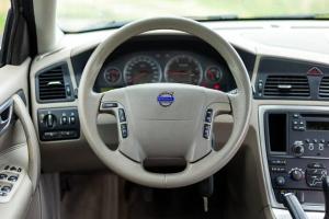 Pelēks Volvo V70 2007 Rīga, ar dzinēja tilpumu 2.40 L un nobraukumu 324 tūkst. km par 3495 €, foto 22 vietnē AUTOMOTO.COM.LV