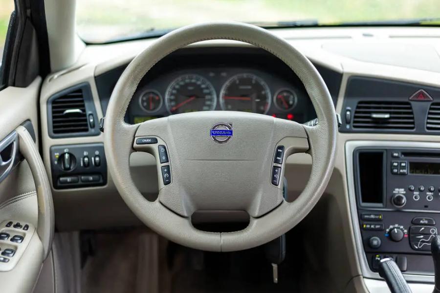 Pelēks Volvo V70 2007 Rīga, ar dzinēja tilpumu 2.40 L un nobraukumu 324 tūkst. km par 3495 €, foto 22 vietnē AUTOMOTO.COM.LV