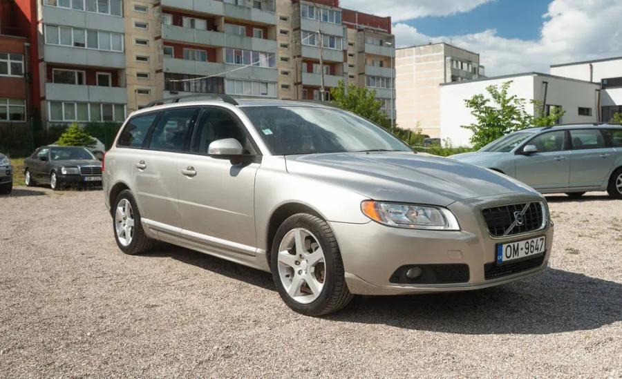 Pelēks Volvo V70 2007 Liepāja, ar dzinēja tilpumu 2.40 L un nobraukumu 378 tūkst. km par 4500 €, foto 1 vietnē AUTOMOTO.COM.LV