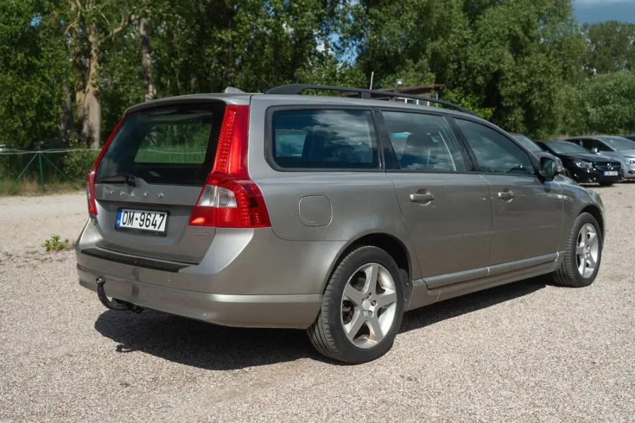 Pelēks Volvo V70 2007 Liepāja, ar dzinēja tilpumu 2.40 L un nobraukumu 378 tūkst. km par 4500 €, foto 6 vietnē AUTOMOTO.COM.LV