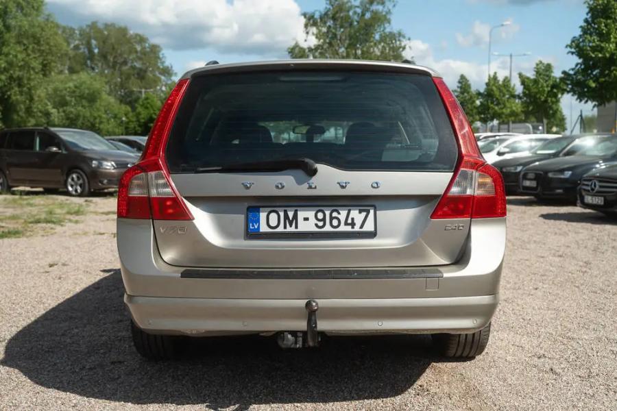 Pelēks Volvo V70 2007 Liepāja, ar dzinēja tilpumu 2.40 L un nobraukumu 378 tūkst. km par 4500 €, foto 7 vietnē AUTOMOTO.COM.LV
