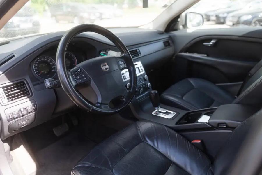 Pelēks Volvo V70 2007 Liepāja, ar dzinēja tilpumu 2.40 L un nobraukumu 378 tūkst. km par 4500 €, foto 12 vietnē AUTOMOTO.COM.LV