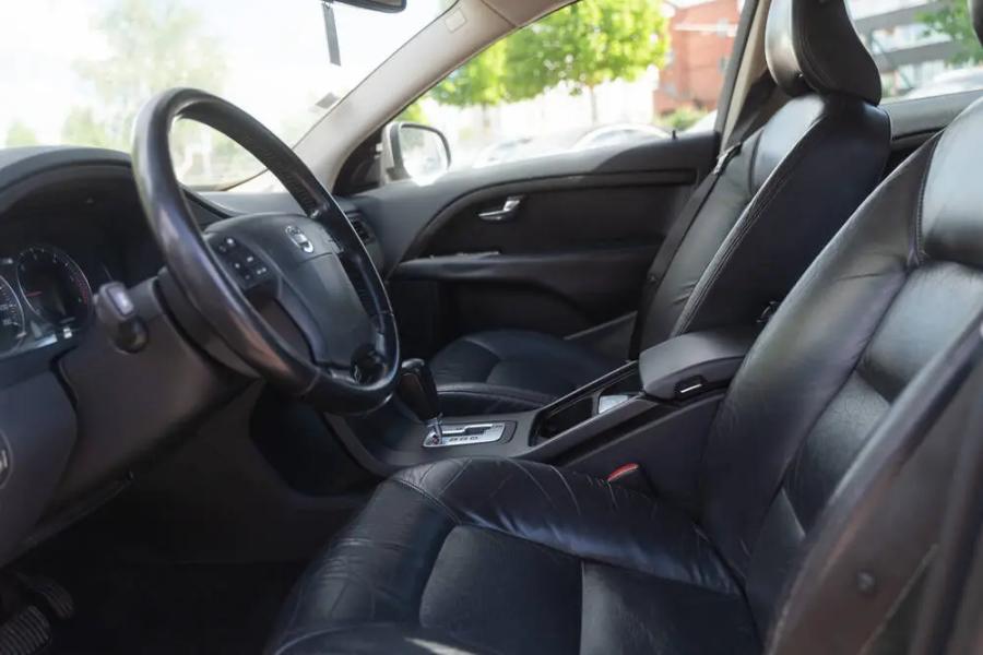 Pelēks Volvo V70 2007 Liepāja, ar dzinēja tilpumu 2.40 L un nobraukumu 378 tūkst. km par 4500 €, foto 13 vietnē AUTOMOTO.COM.LV