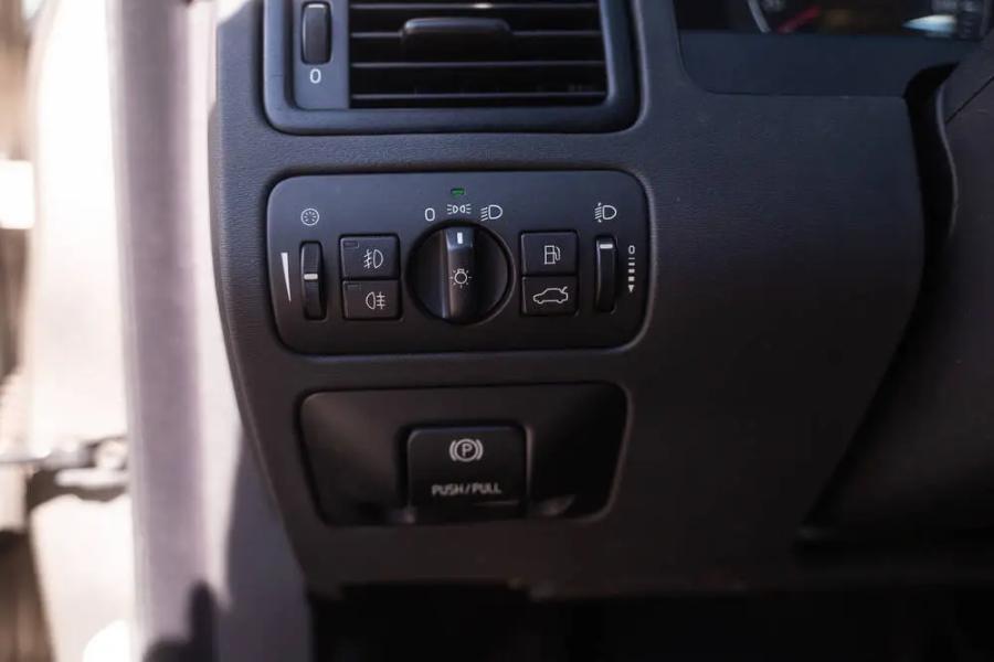 Pelēks Volvo V70 2007 Liepāja, ar dzinēja tilpumu 2.40 L un nobraukumu 378 tūkst. km par 4500 €, foto 16 vietnē AUTOMOTO.COM.LV